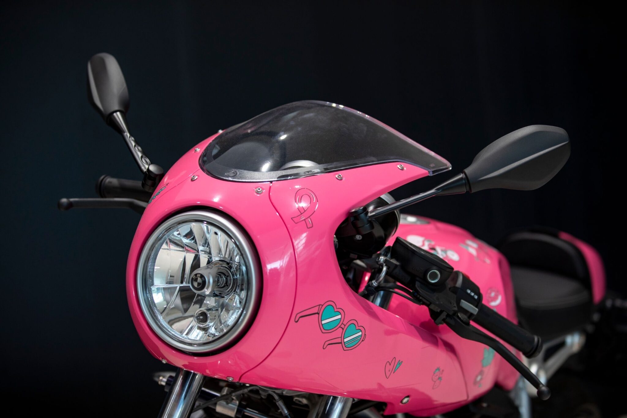 BMW Motorrad Benelux met aux enchères une BMW R nineT Racer rose vif ...
